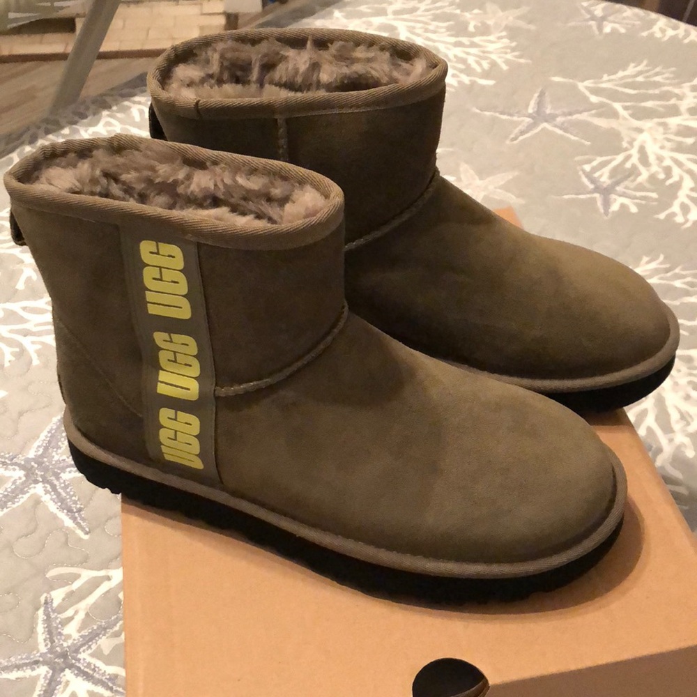 New Women’s 7 Classic Mini Side Logo Uggs - Gem